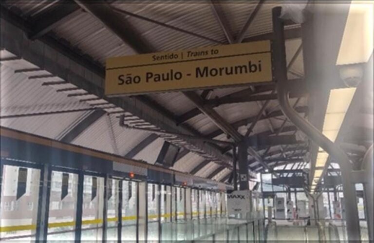 Placa mostra 'São Paulo-Morumbi' como estação final da Linha 17-Ouro ...