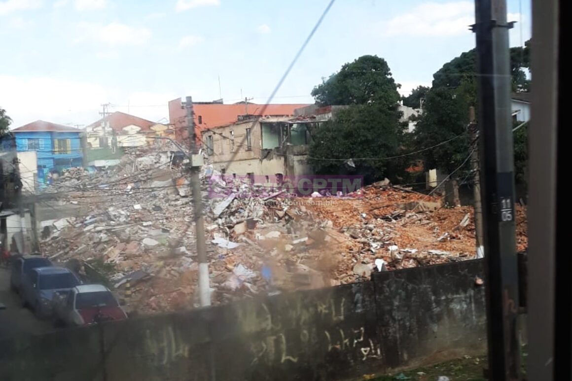 Vídeo: estação Gabriela Mistral com terreno limpo e máquina operando ...